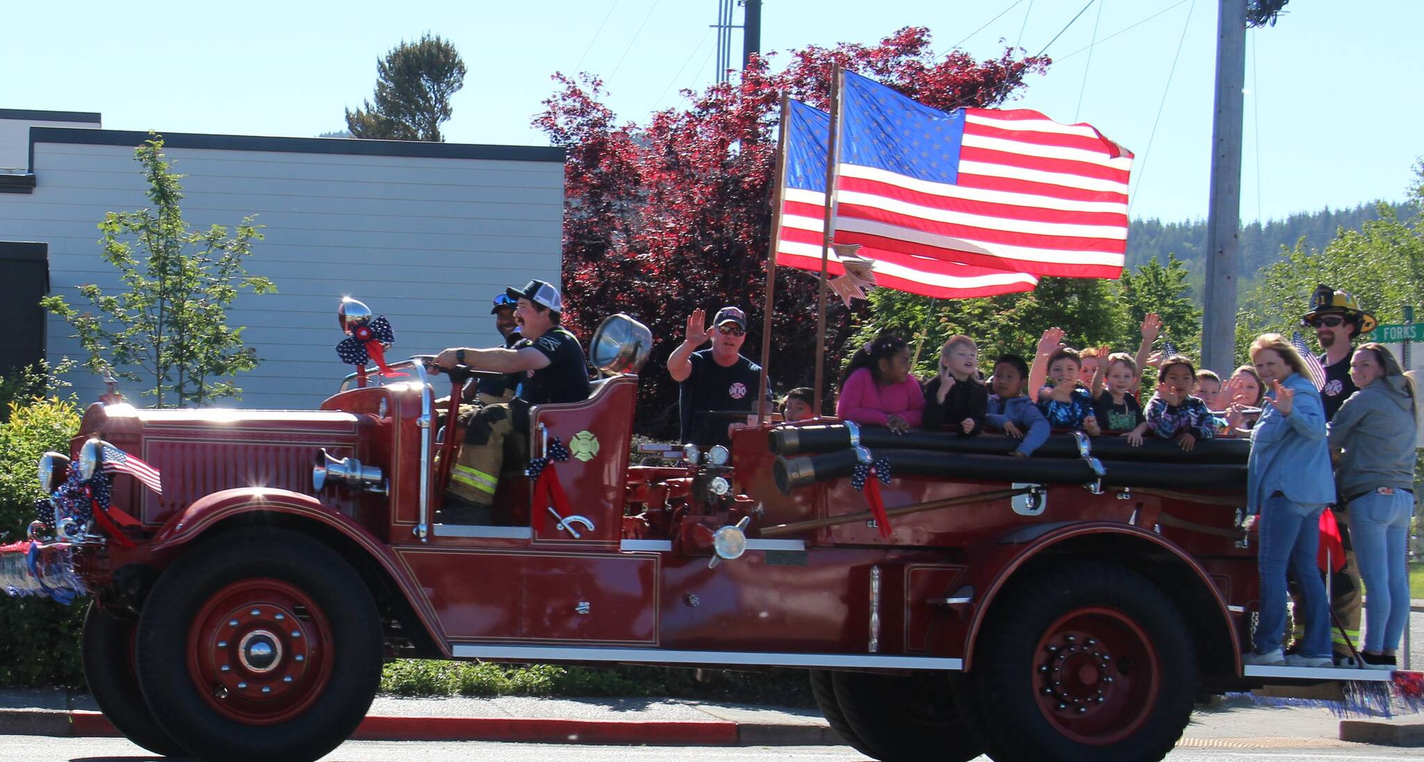 Forks First Graders ride in the 1939 Holabird Fire Engine | Forks Forum